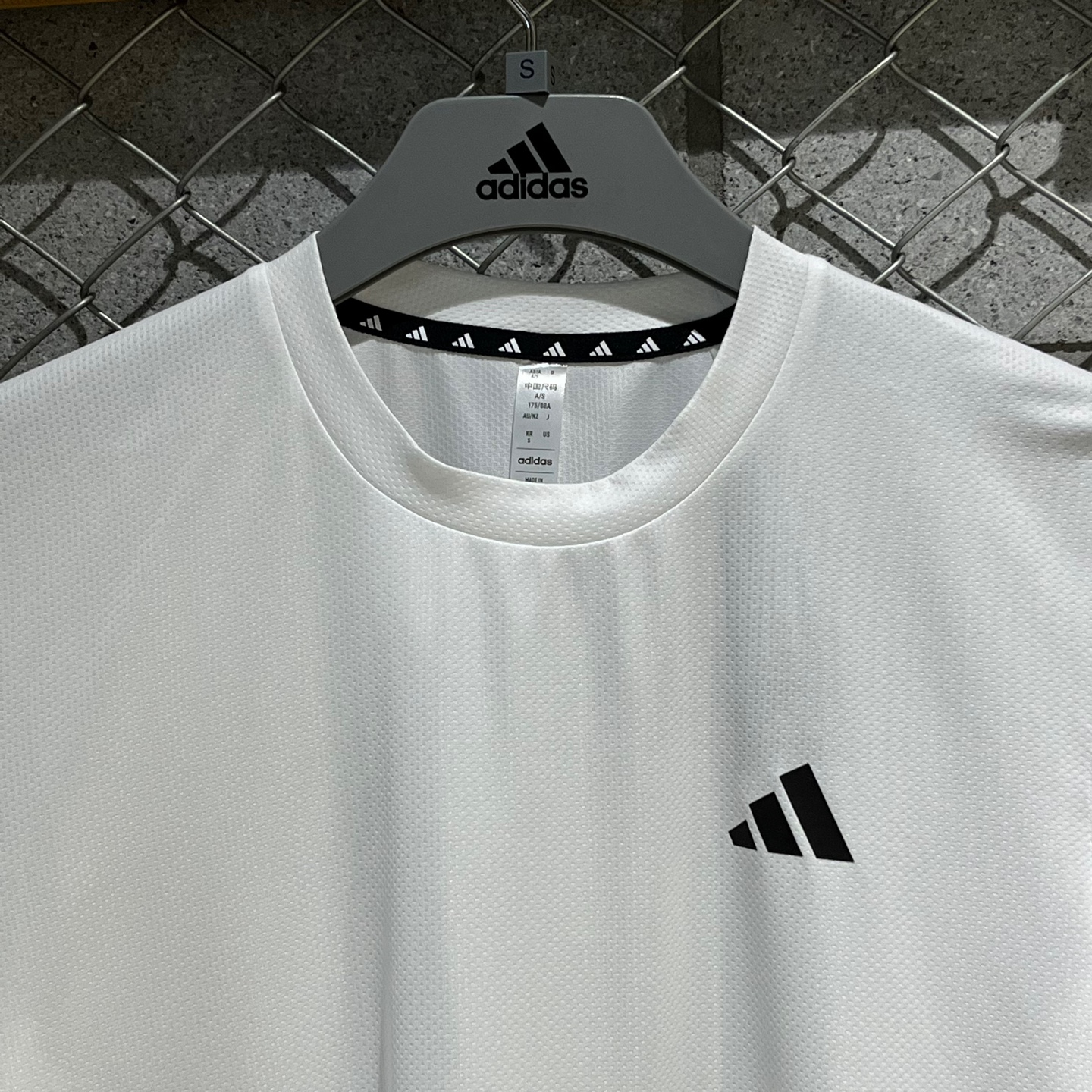 아디다스 [매장정품] 반팔티 트레인 에센셜 트레이닝 티셔츠 IC7430 화이트- 이랜드몰