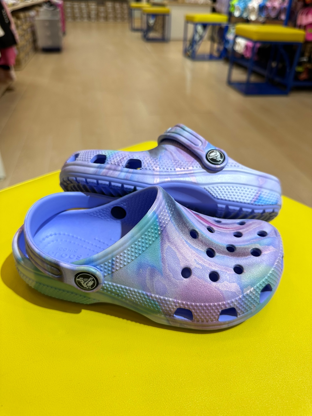 CROCS/CLASSIC SWIRL DYE CLOG K/CRS208398- 이랜드몰
