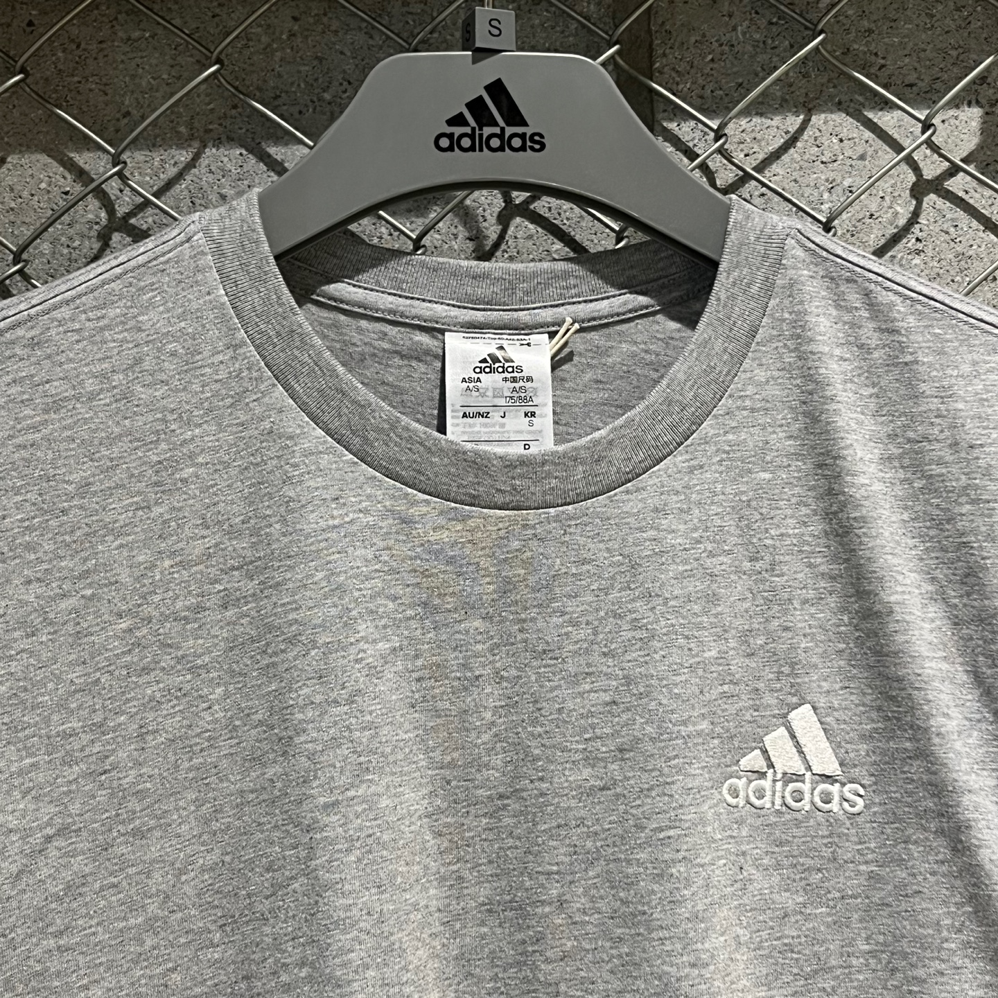 아디다스 [매장정품] 반팔티 에센셜 싱글 저지 자수 스몰 로고 티셔츠 IC9288 그레이- 이랜드몰