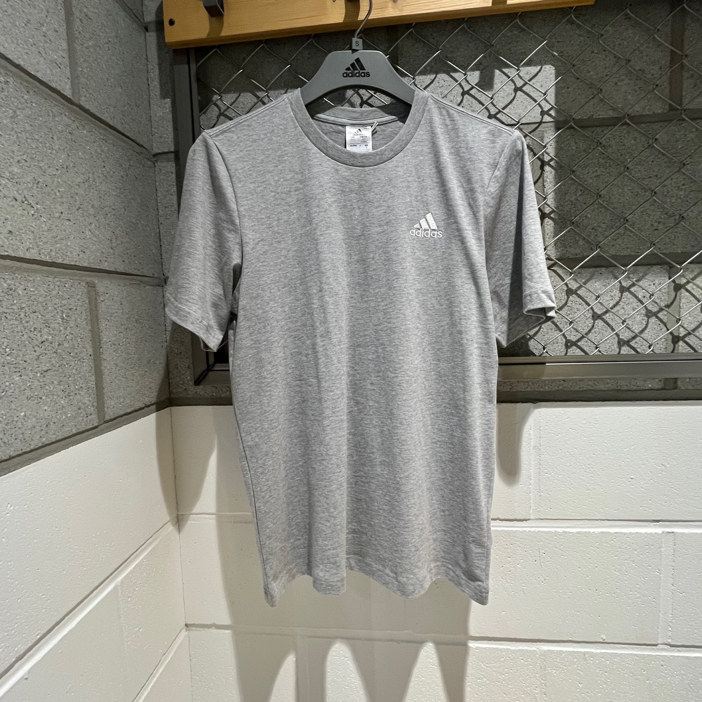 아디다스 [매장정품] 반팔티 에센셜 싱글 저지 자수 스몰 로고 티셔츠 IC9288 그레이- 이랜드몰