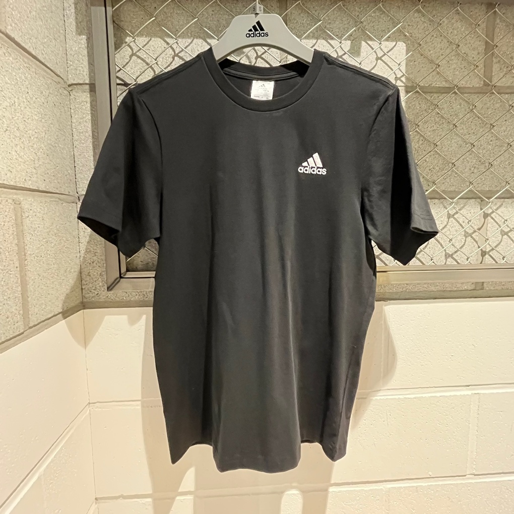 아디다스 [매장정품] 반팔티 에센셜 싱글 저지 자수 스몰 로고 티셔츠 IC9282 블랙- 이랜드몰