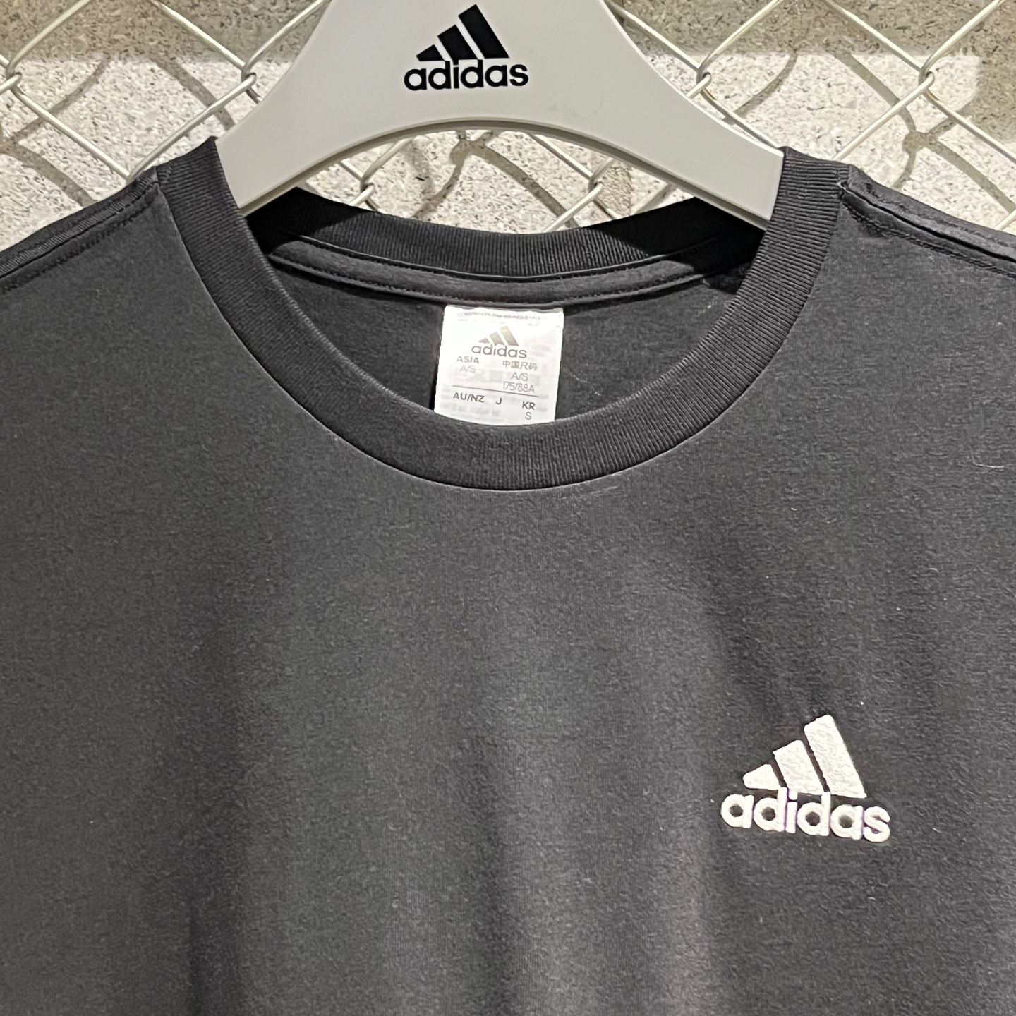 아디다스 [매장정품] 반팔티 에센셜 싱글 저지 자수 스몰 로고 티셔츠 IC9282 블랙- 이랜드몰