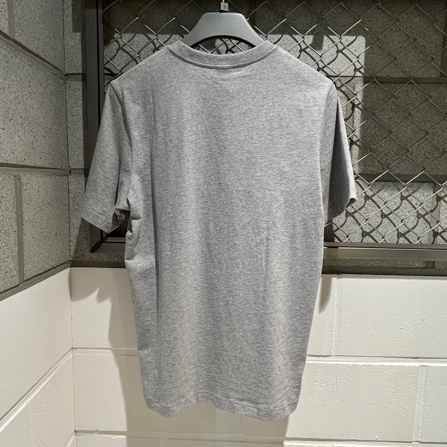 아디다스 [매장정품] 반팔티 에센셜 싱글 저지 자수 스몰 로고 티셔츠 IC9288 그레이- 이랜드몰