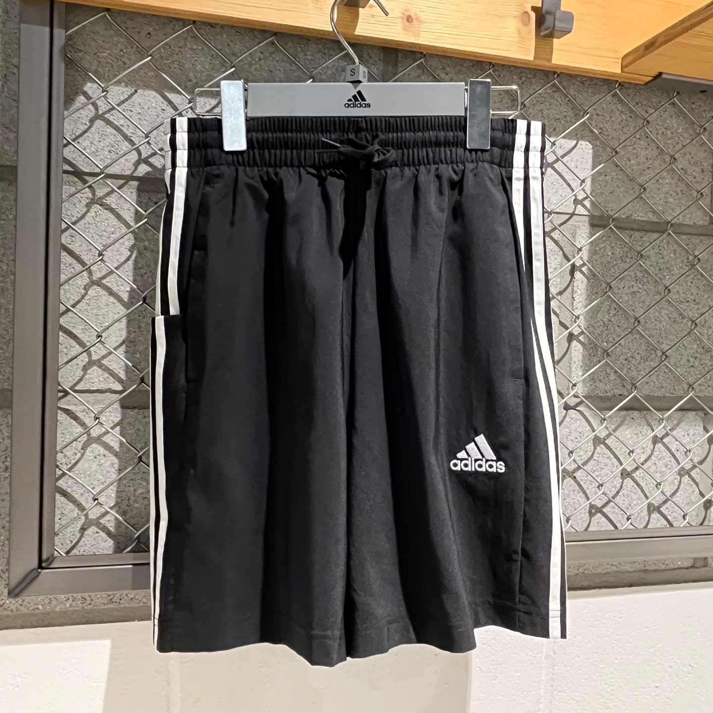아디다스 [매장정품] 반바지 에어로레디 에센셜 첼시 3S 쇼츠 IC1484 블랙- 이랜드몰