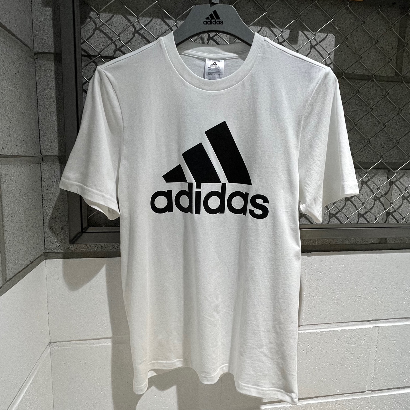 아디다스 [매장정품] 반팔티 에센셜 싱글 저지 빅 로고 티셔츠 IC9349 화이트- 이랜드몰