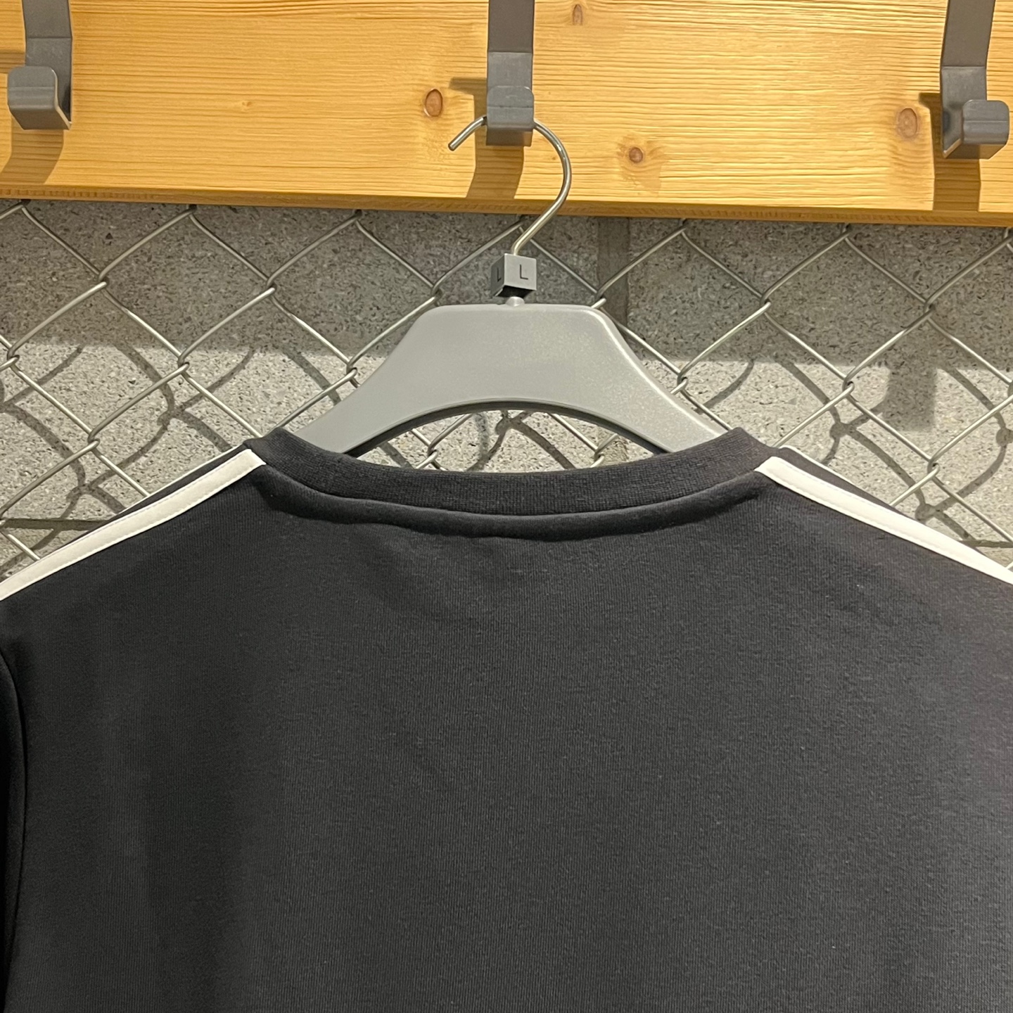 아디다스 [매장정품] 남여공용 맨투맨 긴팔티 3줄 에센셜 크루 DQ3083- 이랜드몰