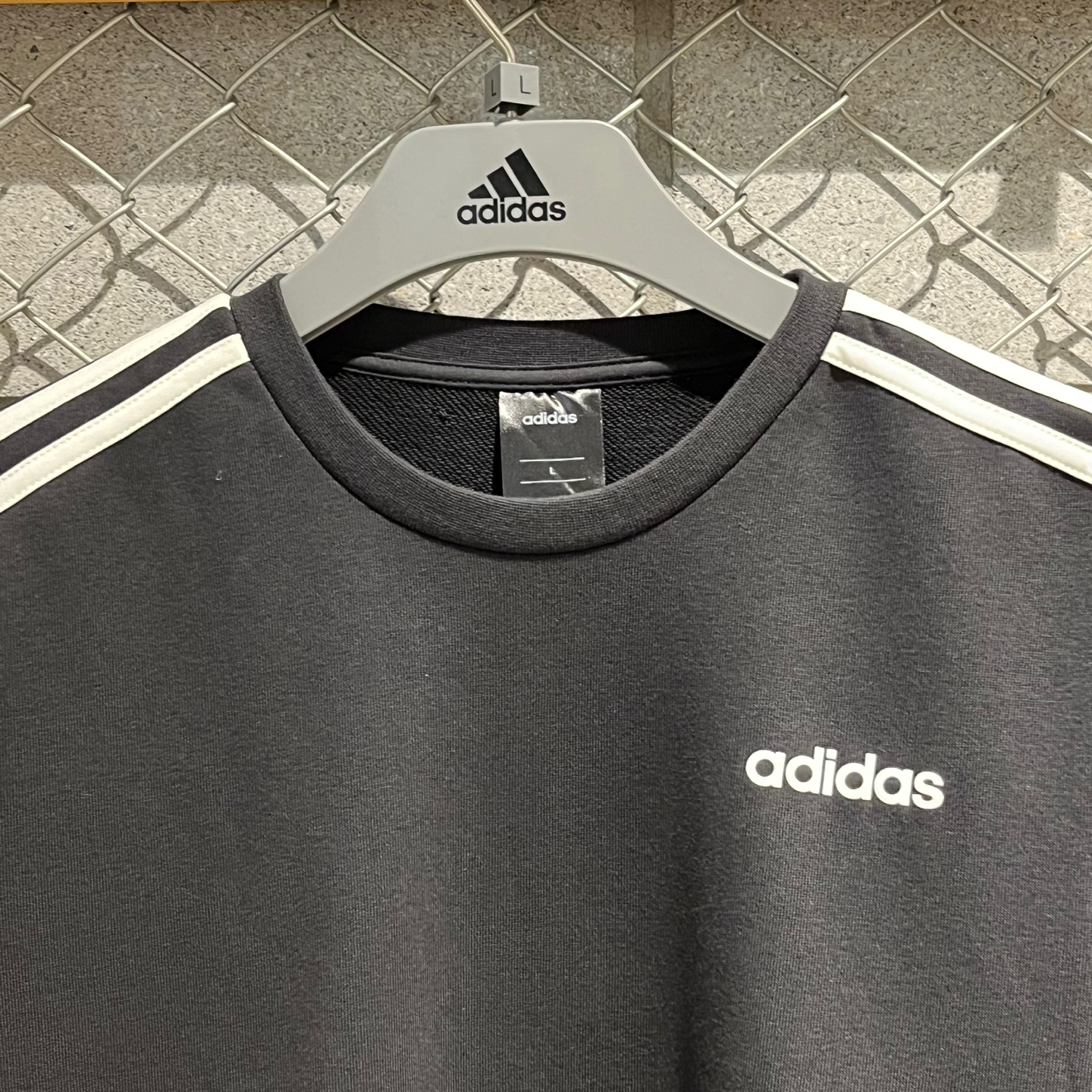 아디다스 [매장정품] 남여공용 맨투맨 긴팔티 3줄 에센셜 크루 DQ3083- 이랜드몰