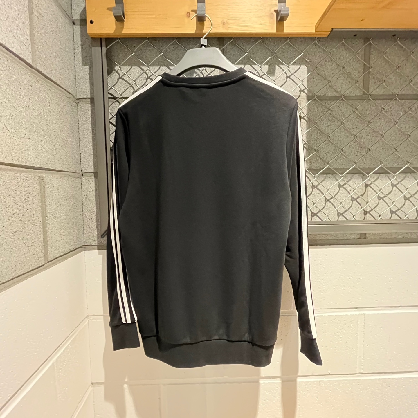 아디다스 [매장정품] 남여공용 맨투맨 긴팔티 3줄 에센셜 크루 DQ3083- 이랜드몰