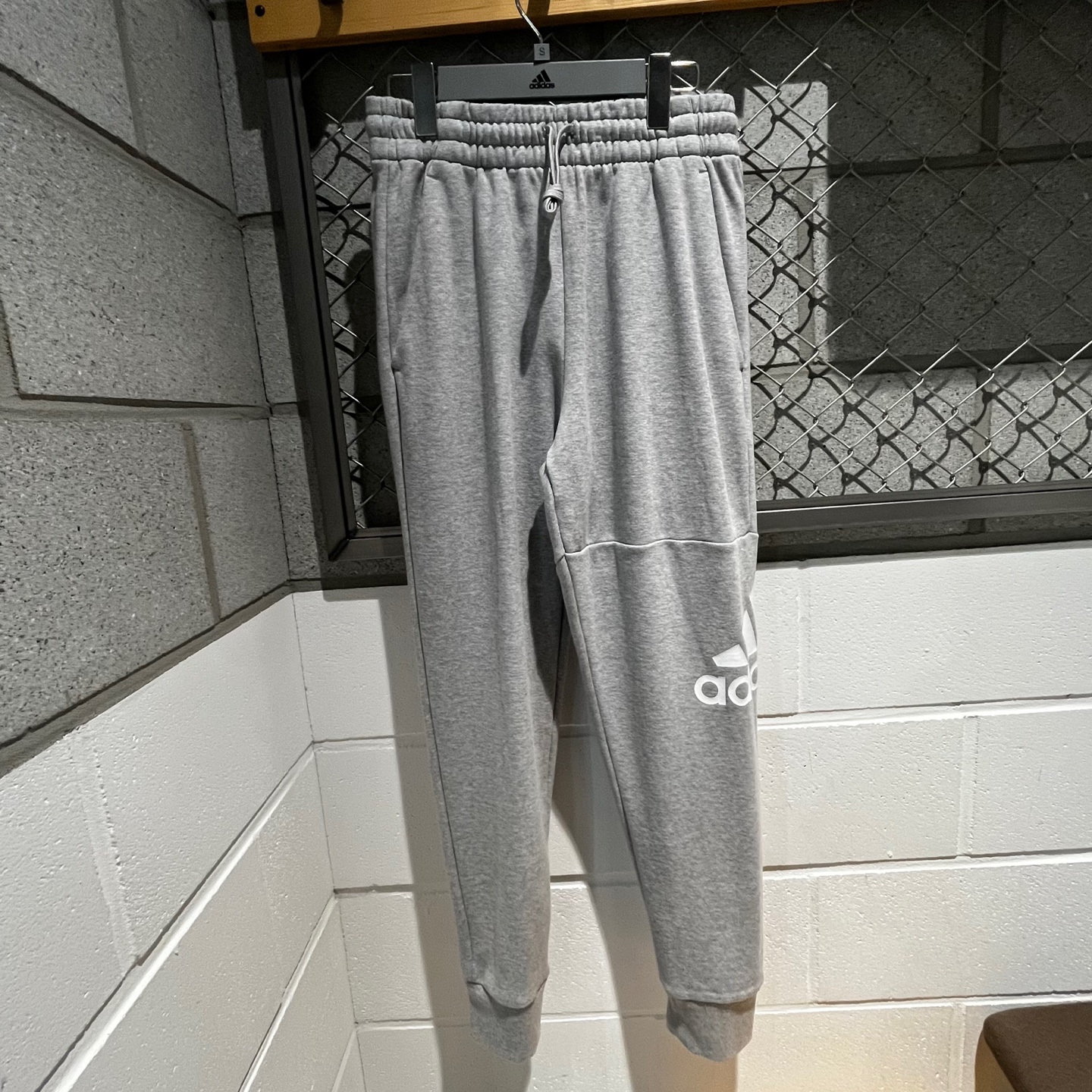 긴바지 에센셜 프렌치 테리 테이퍼드 커프 로고 팬츠 HA4345 그레이- 이랜드몰