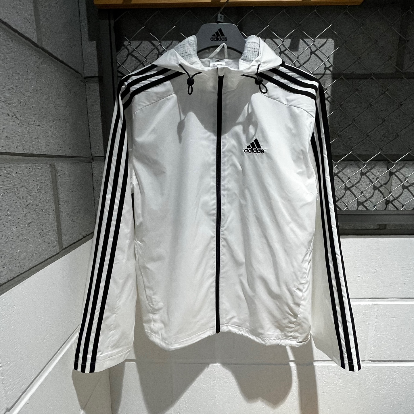 아디다스 [매장정품] 바람막이 에센셜 3S 우븐 윈드브레이커 IB0382 화이트- 이랜드몰