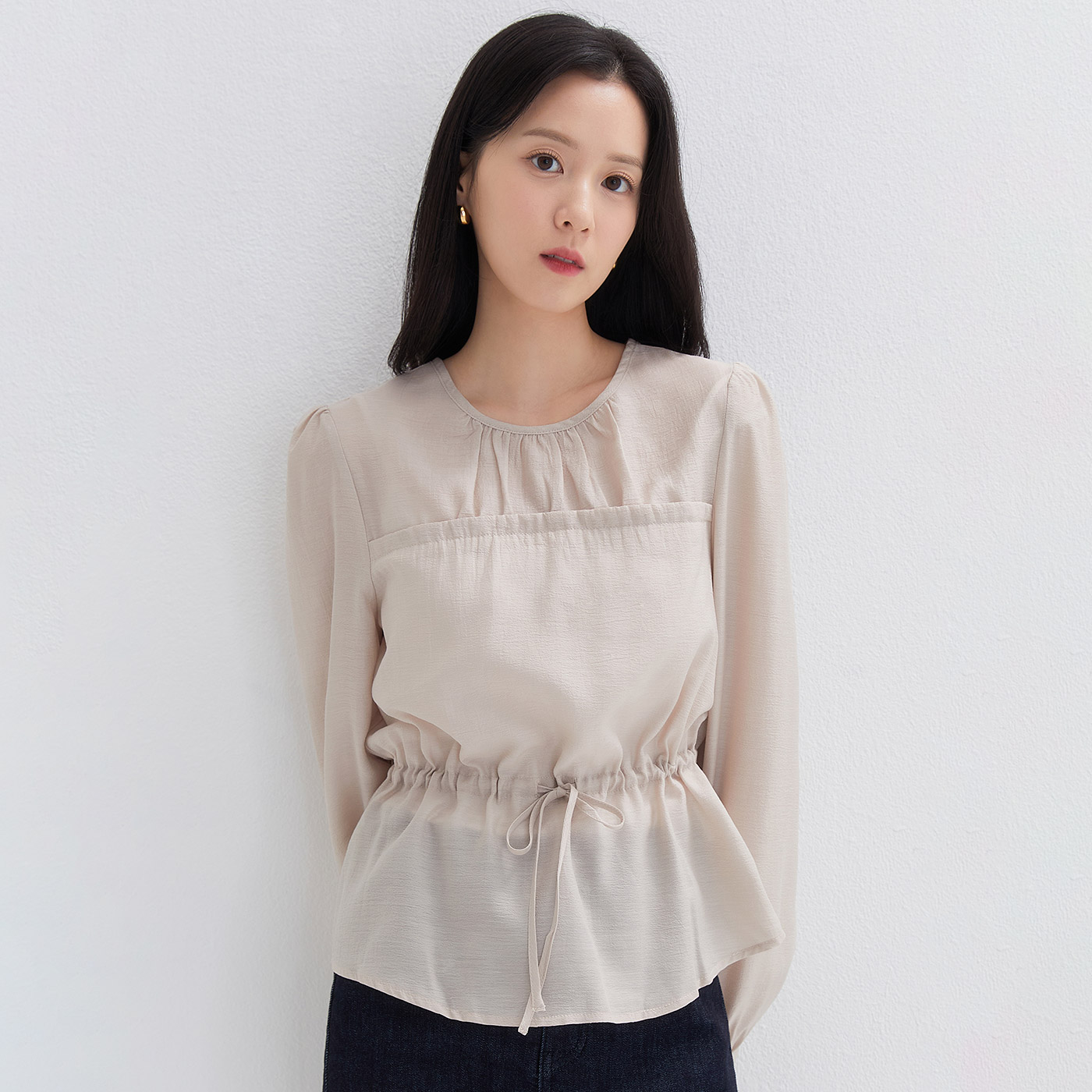 셔링넥 허리끈 블라우스(2colors)_RMBLD49RT2- 이랜드몰