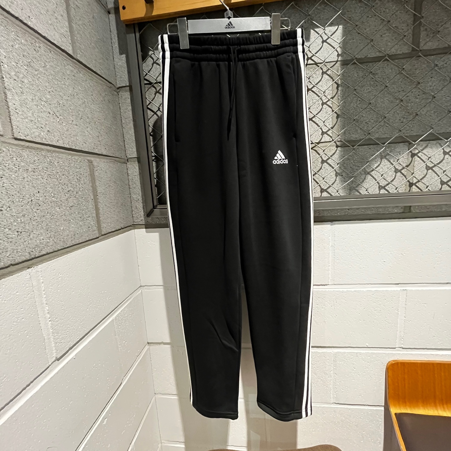 아디다스 [매장정품] 긴바지 에센셜 3S 오픈헴 플리스 팬츠 IB4039 블랙- 이랜드몰