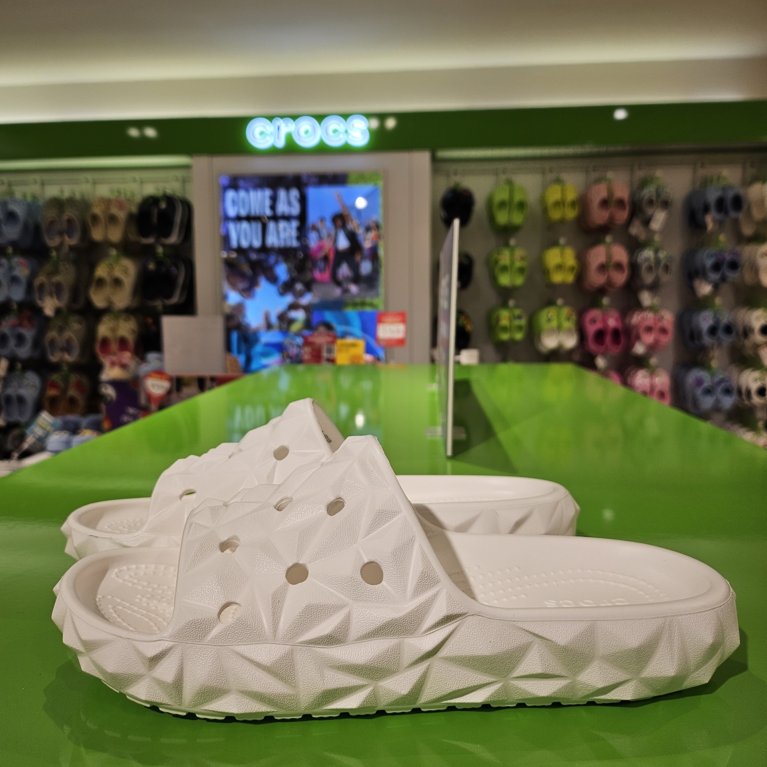 크록스 클래식 지오메트릭 슬라이드 V2 화이트 209608-100- 이랜드몰