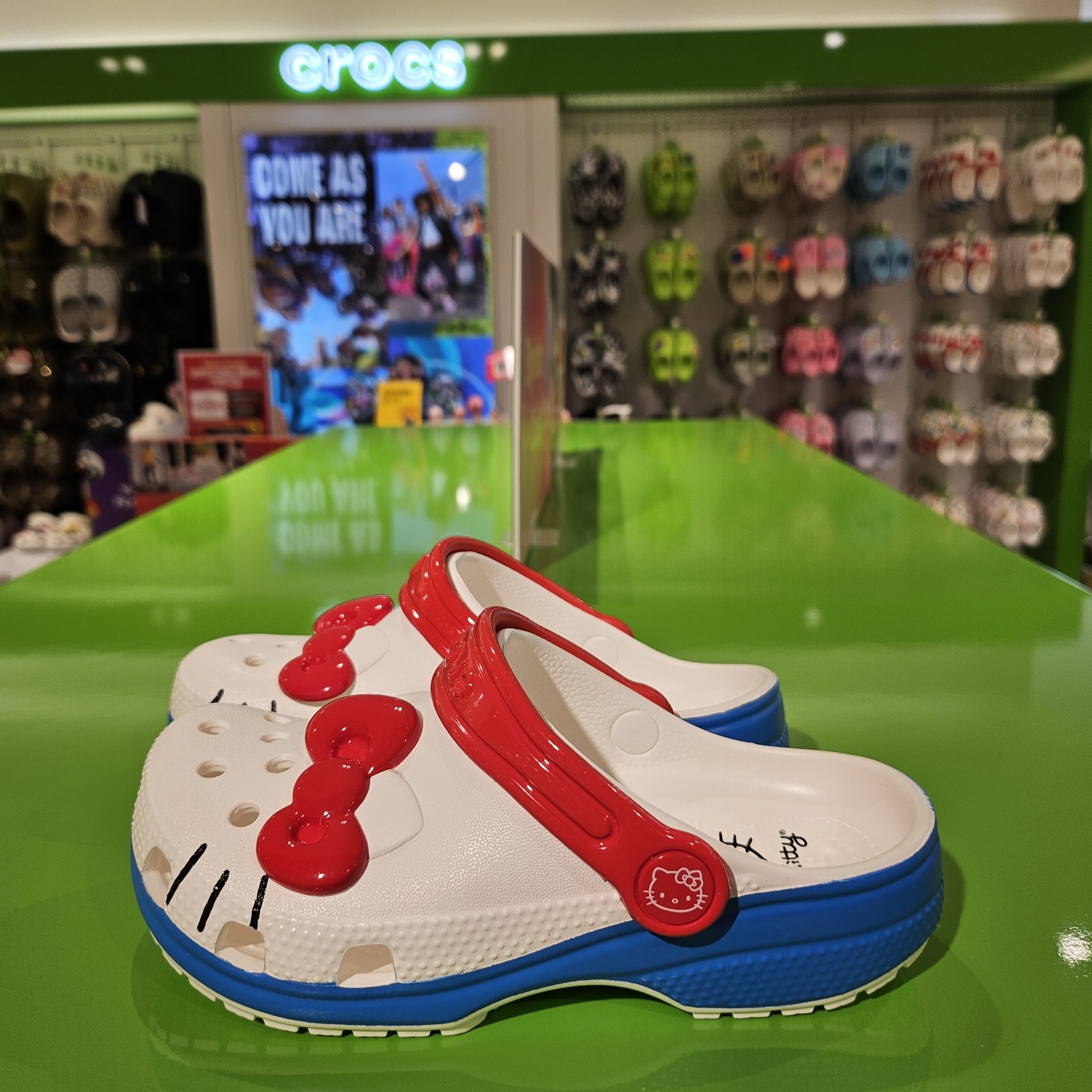 크록스 헬로 키티 I AM 클래식 클로그 209454-100 신구로점- 이랜드몰