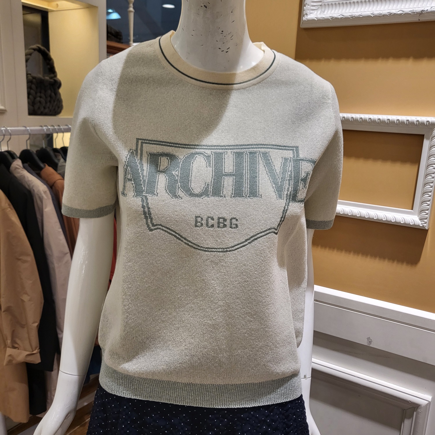 BCBG 비씨비지 여름24 아카이브 로고 니트 B4B4K414- 이랜드몰