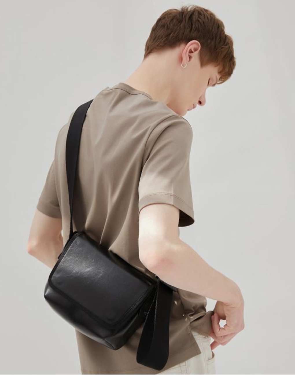 [21FW 헤지스 ACC 남성]블랙 솔리드 로고장식 크랙소재 메신저백_HJBA1F772BK- 이랜드몰