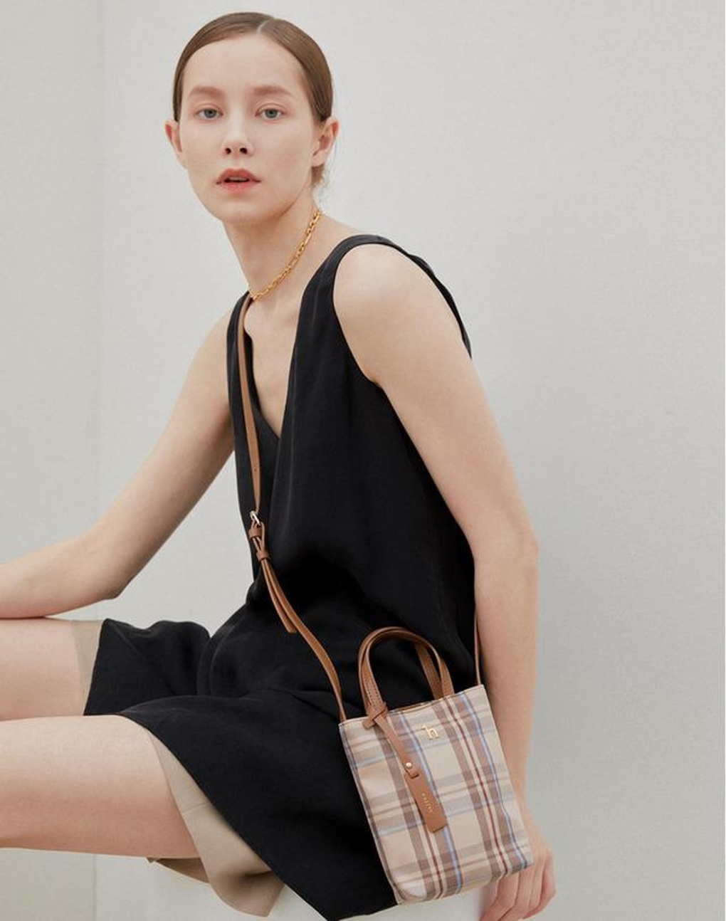 [21FW 헤지스 ACC 여성]SAVER 체크 퍼피로고 나일론 미니 크로스백_HIWA1FE82I3- 이랜드몰