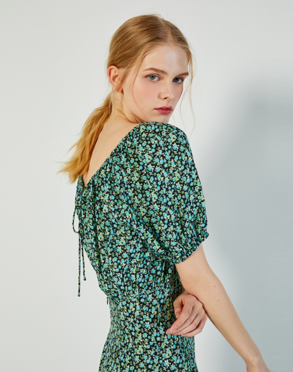 [22SS 바네사브루노 여성]그린 플라워 패턴 반팔 롱 원피스_VLDR2B303E2- 이랜드몰