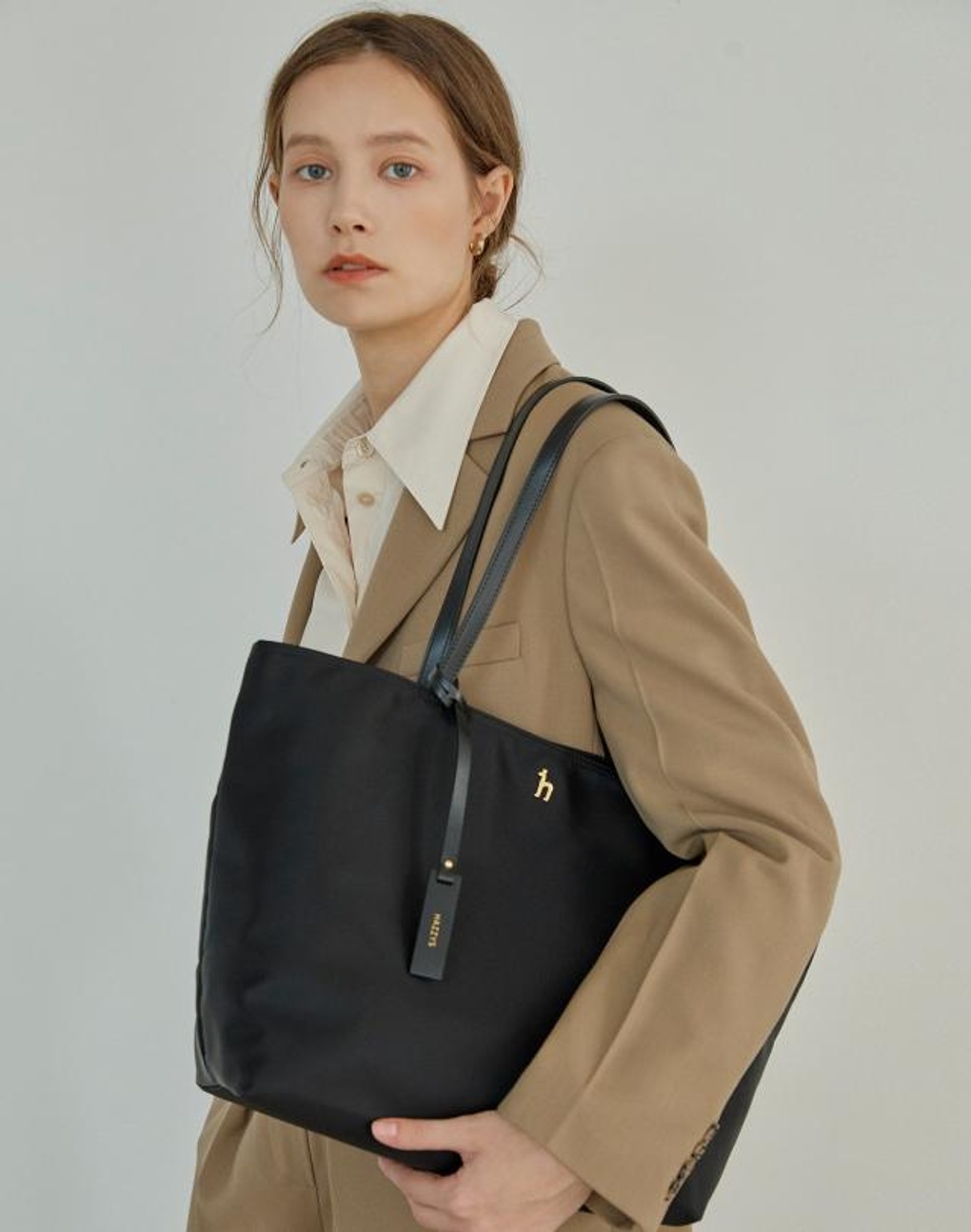 [21FW 헤지스 ACC 여성]블랙 나일론 골드 퍼피로고 숄더백_HIBA1F911BK- 이랜드몰