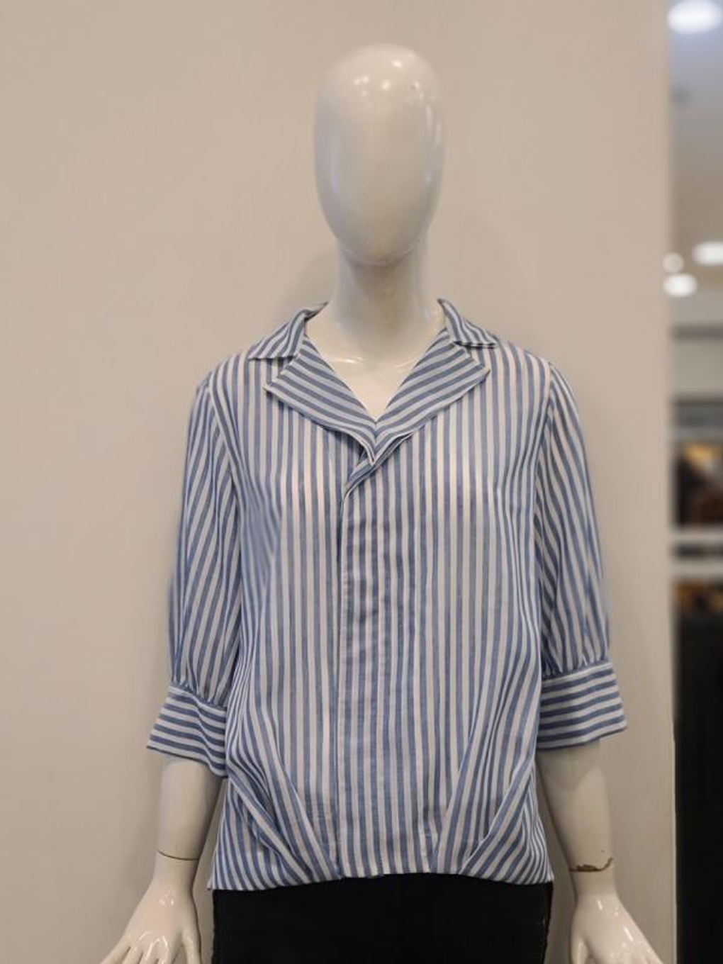 베스띠벨리 스트라이프 핀턱 블라우스 BE-B24350- 이랜드몰